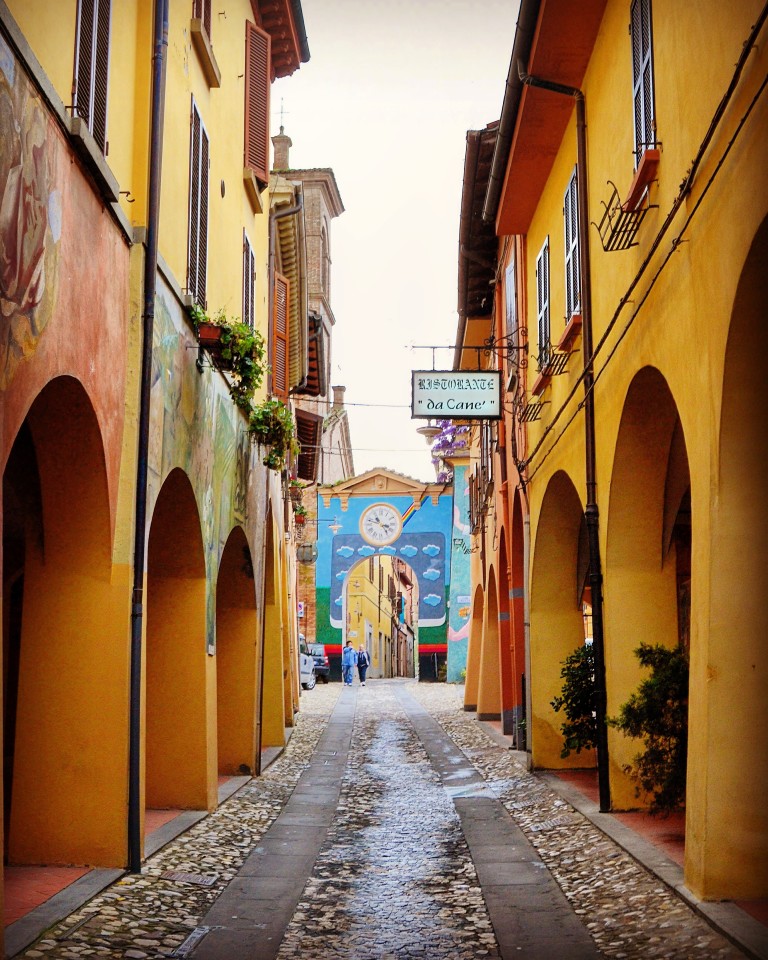 Visitare Dozza, itinerario a piedi: cosa vedere in un giorno