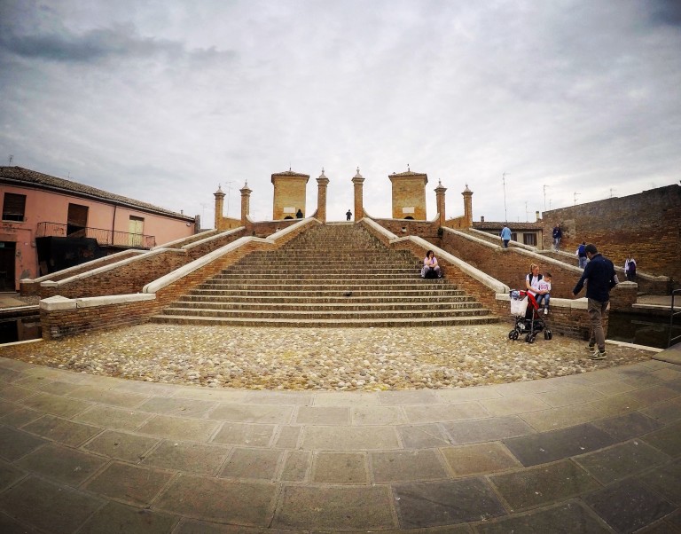 Visitare Comacchio, itinerario a piedi: cosa vedere in un giorno