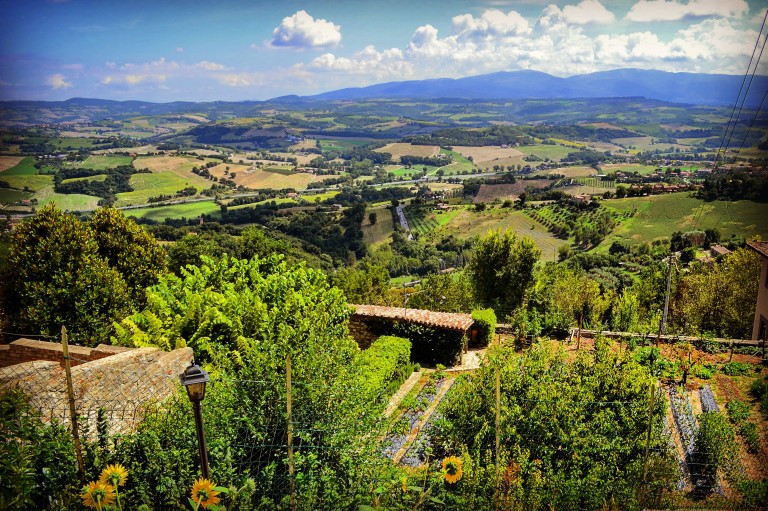 Visitare Todi in Umbria, itinerario a piedi: cosa vedere in un giorno