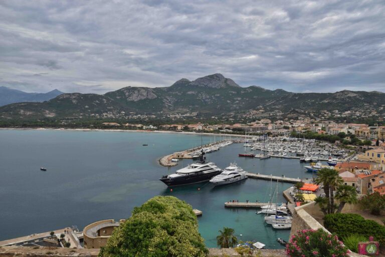 Visitare Calvi: cosa vedere in un giorno, dove dormire e mangiare