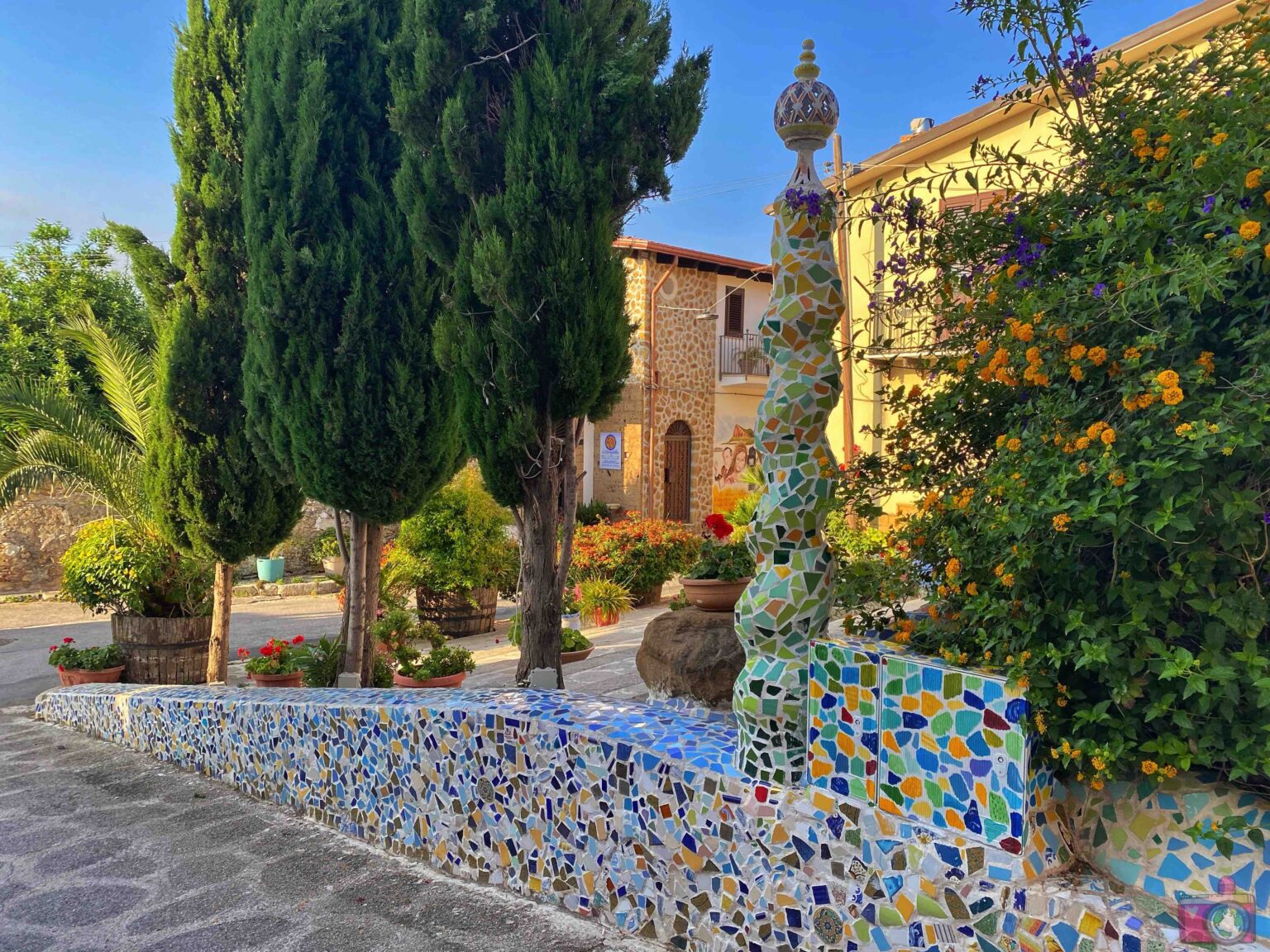 Visitare Borgo Parrini: cosa vedere nel paese ispirato a Gaudì